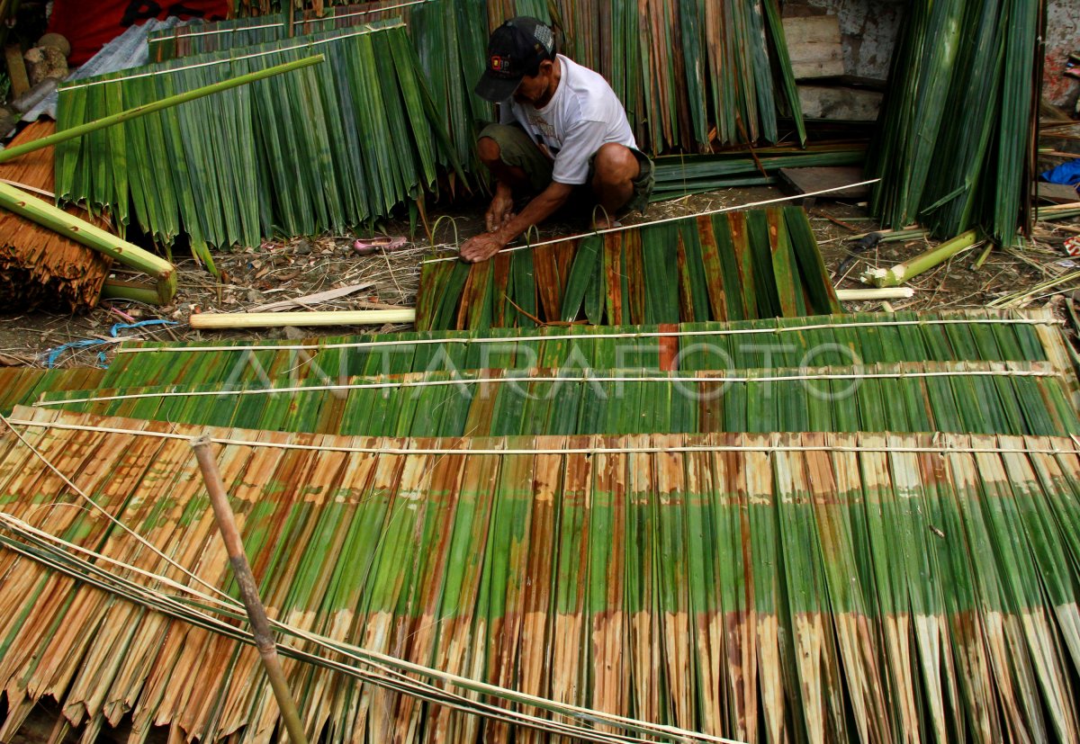 Perajin Atap Nipah Antara Foto