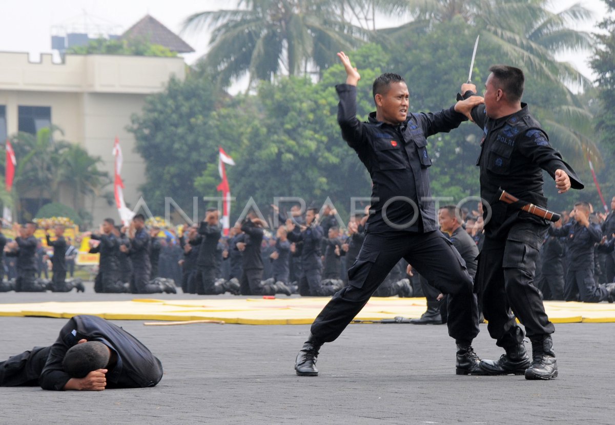 ATRAKSI HUT BRIMOB | ANTARA Foto