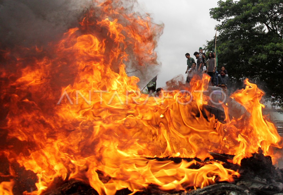 UNJUK RASA HMI DI MAKASSAR | ANTARA Foto UNJUK RASA HMI DI MAKASSAR | ANTARA Foto