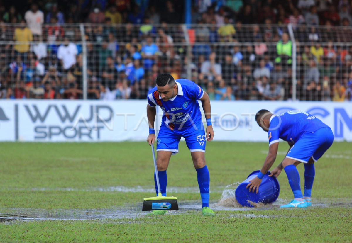 Lapangan pertandingan final Liga 2 tergenang air | ANTARA Foto Lapangan pertandingan final Liga 2 tergenang air | ANTARA Foto