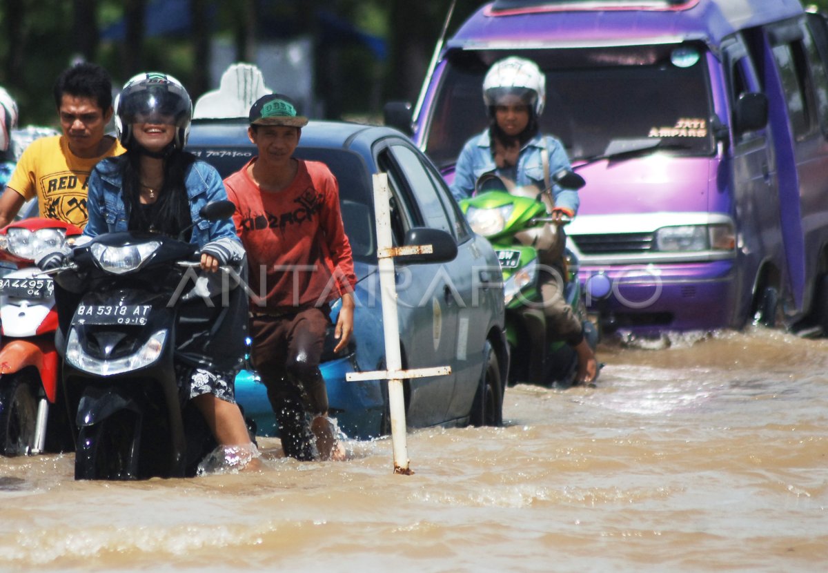 BANJIR LUAPAN SUNGAI | ANTARA Foto