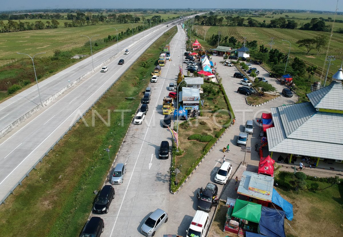 PEMUDIK JALAN TOL MULAI MENINGKAT | ANTARA Foto