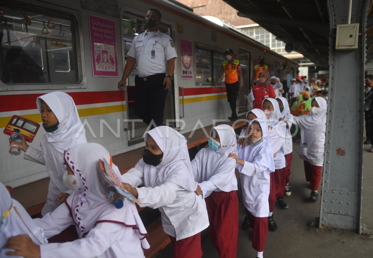 KAI COMMUTER RAYAKAN HARI ANAK NASIONAL | ANTARA Foto