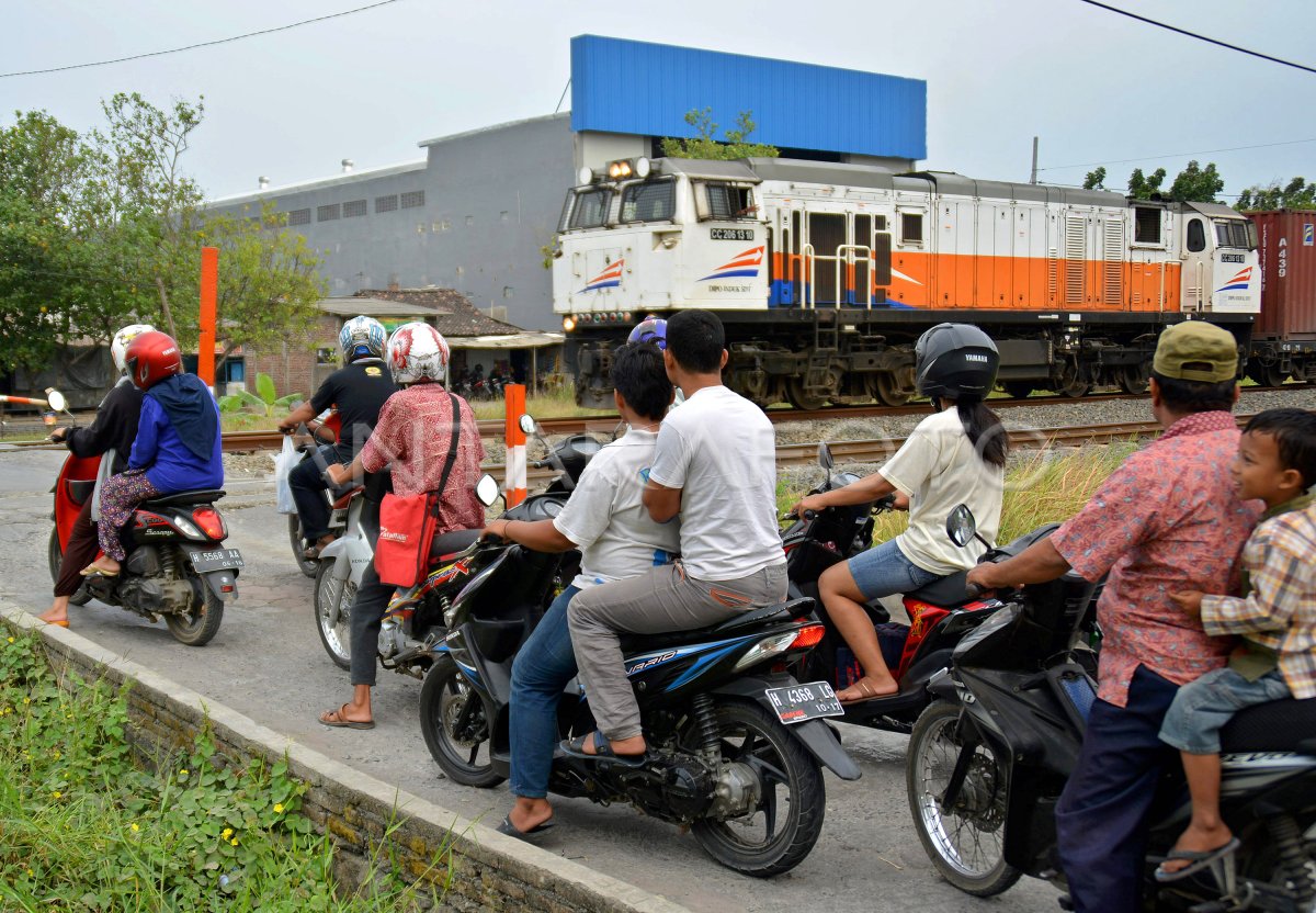 PERLINTASAN KA TANPA PINTU | ANTARA Foto PERLINTASAN KA TANPA PINTU | ANTARA Foto