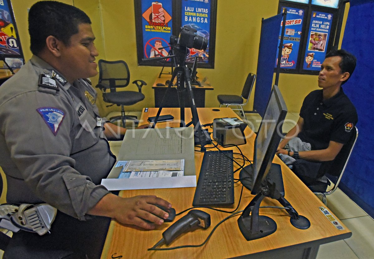 JUMLAH PEMOHON SIM MENINGKAT | ANTARA Foto JUMLAH PEMOHON SIM MENINGKAT | ANTARA Foto