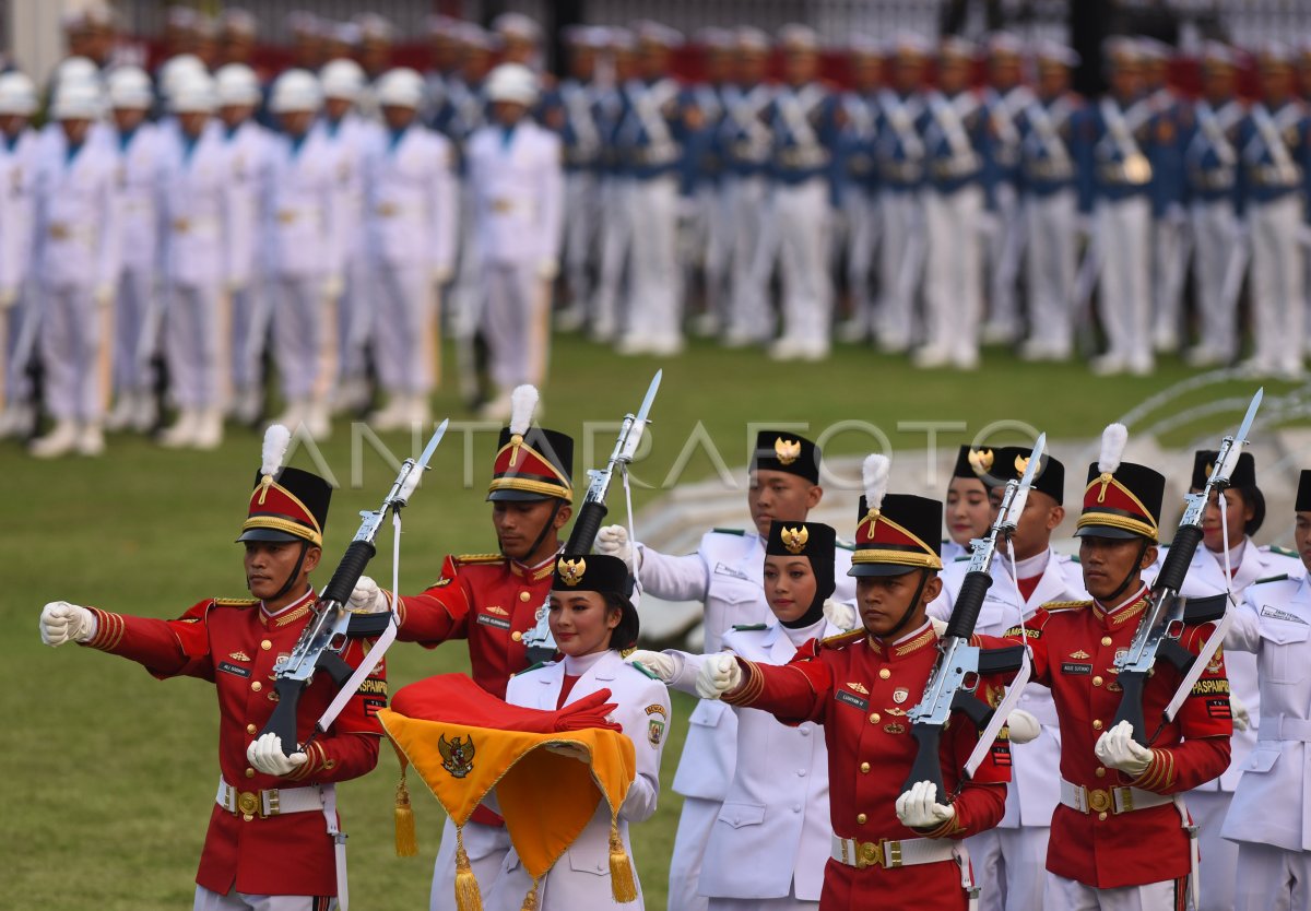 UPACARA PENURUNAN BENDERA MERAH PUTIH DI ISTANA MERDEKA | ANTARA Foto