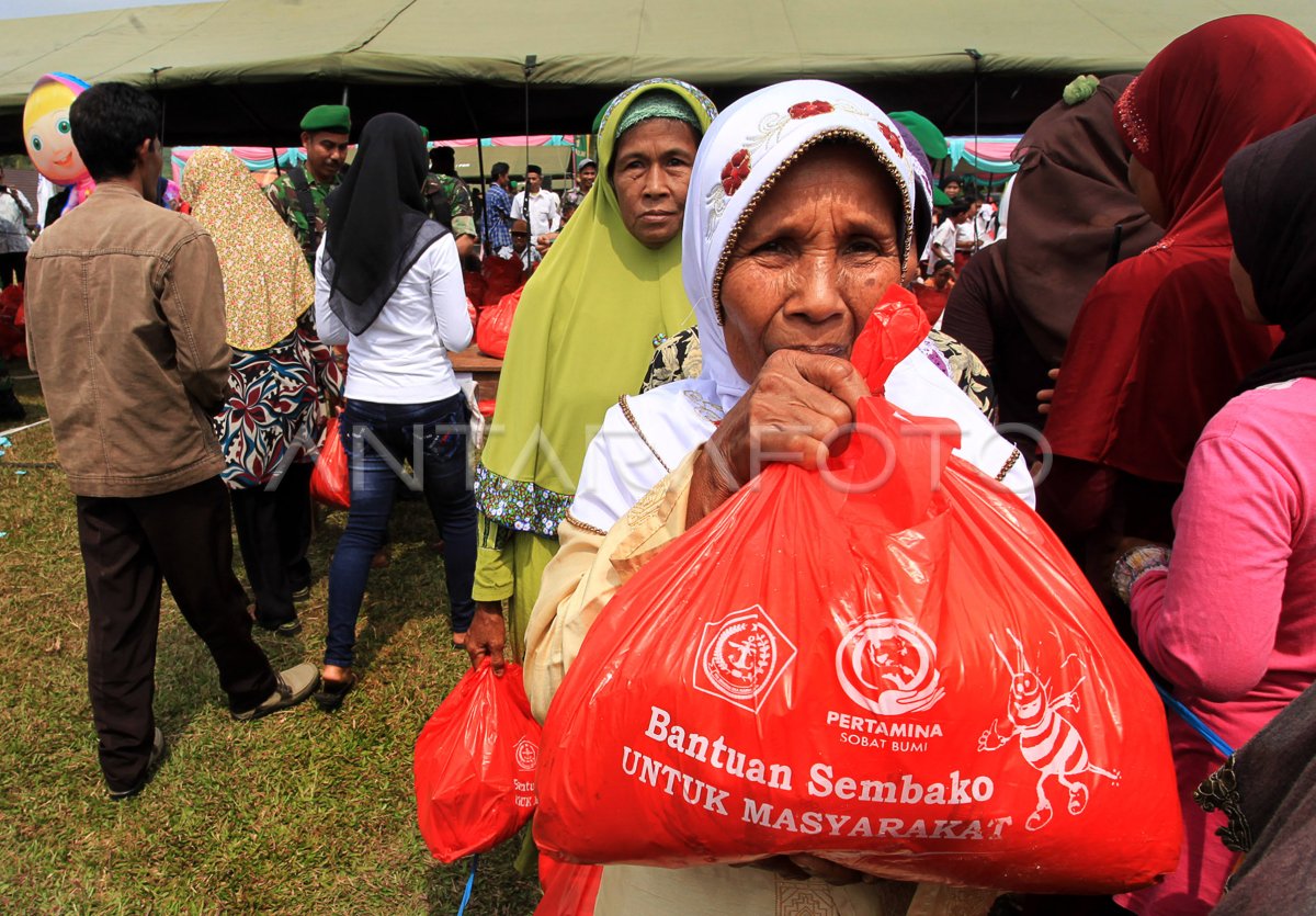 BANTUAN SEMBAKO UNTUK MASYARAKAT | ANTARA Foto