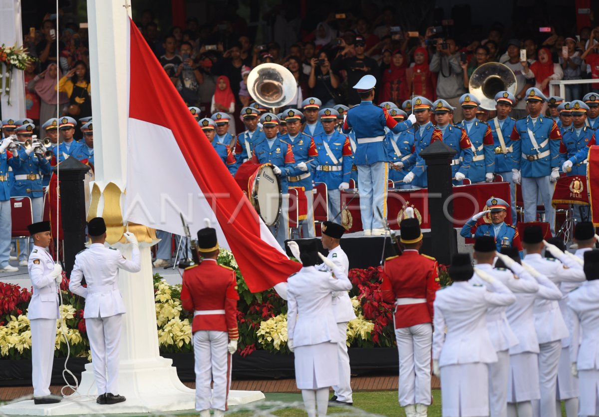 UPACARA PENURUNAN BENDERA MERAH PUTIH DI ISTANA MERDEKA | ANTARA Foto