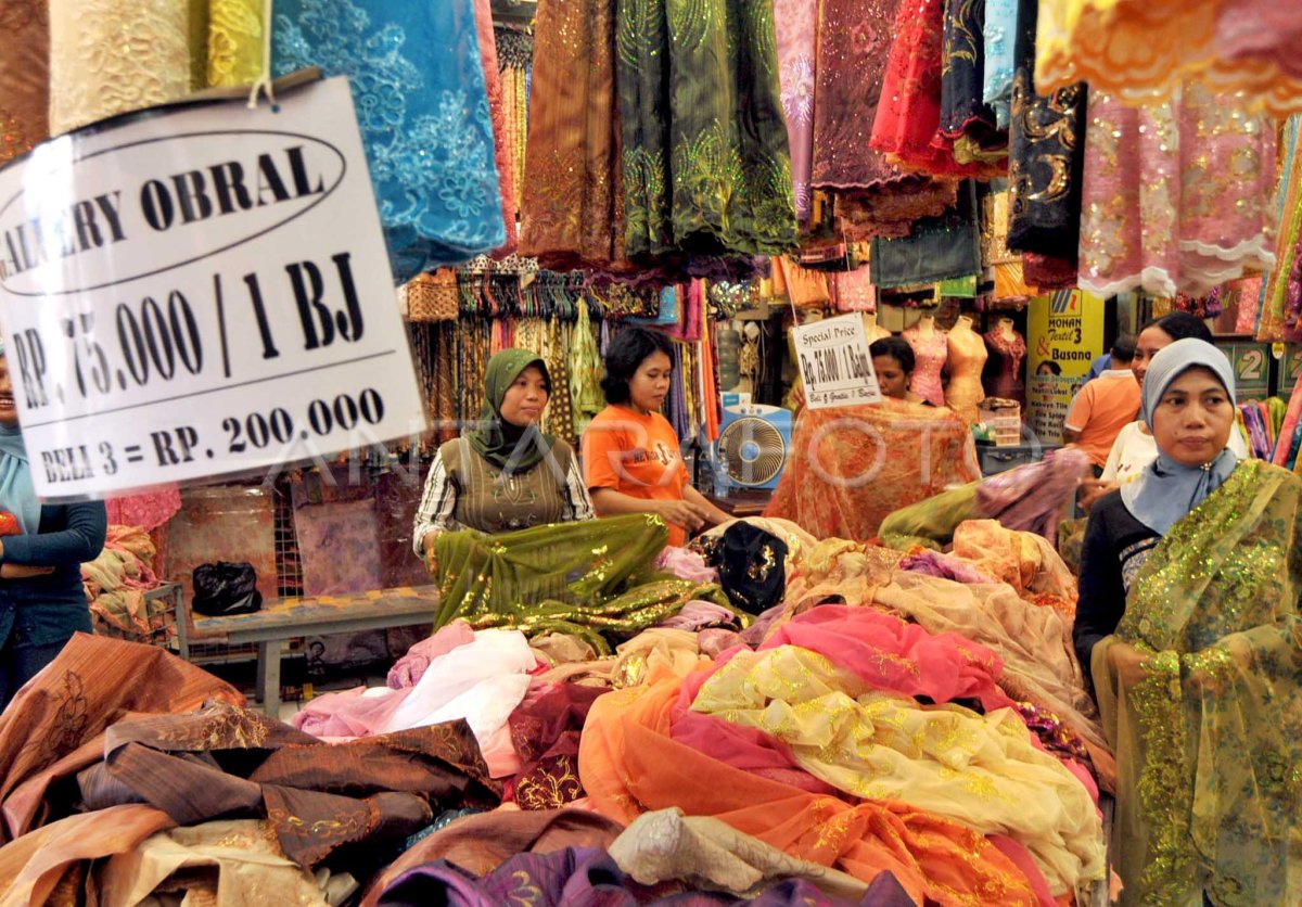 OBRAL AKHIR TAHUN | ANTARA Foto