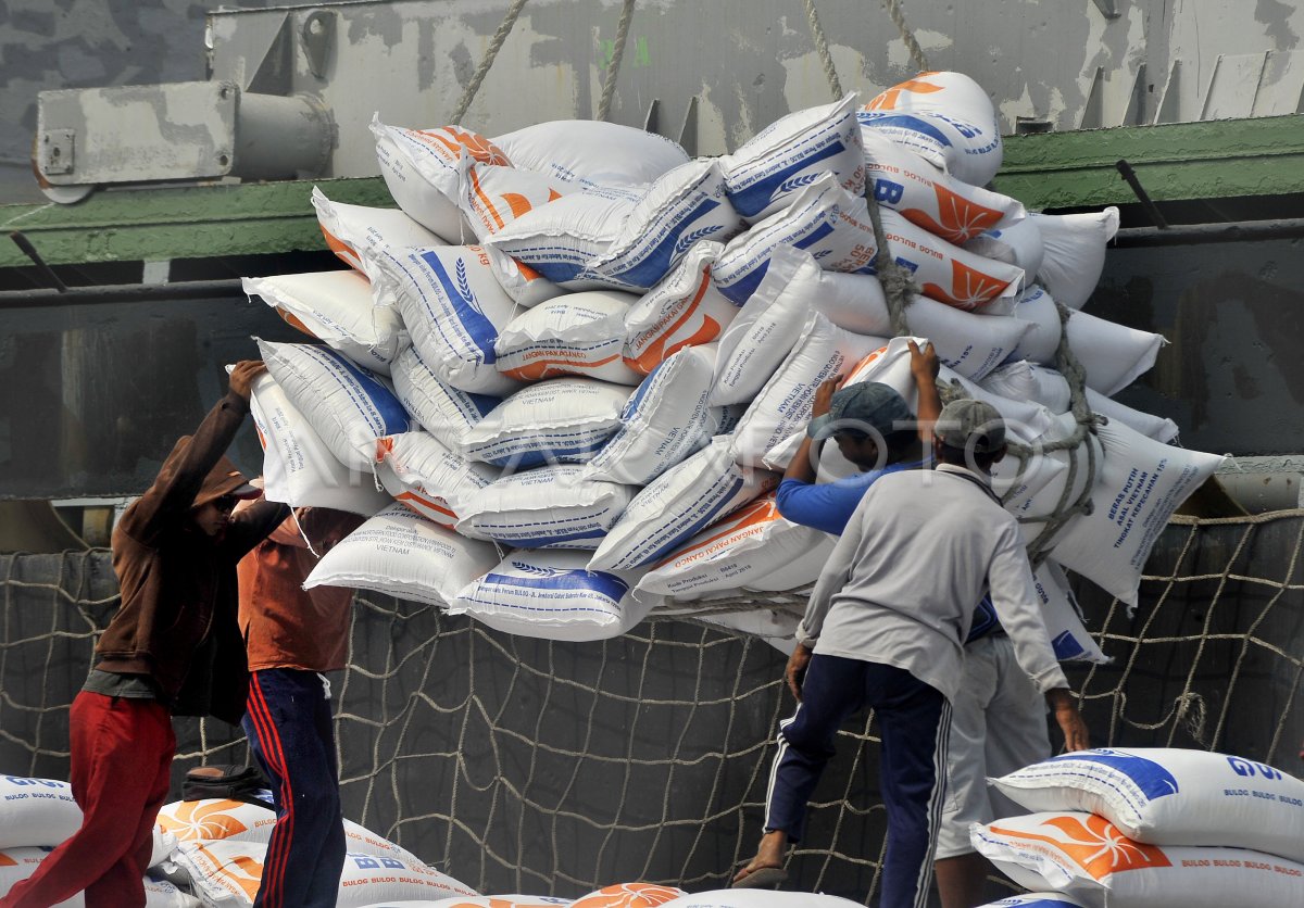 BERAS IMPOR STOK BULOG | ANTARA Foto