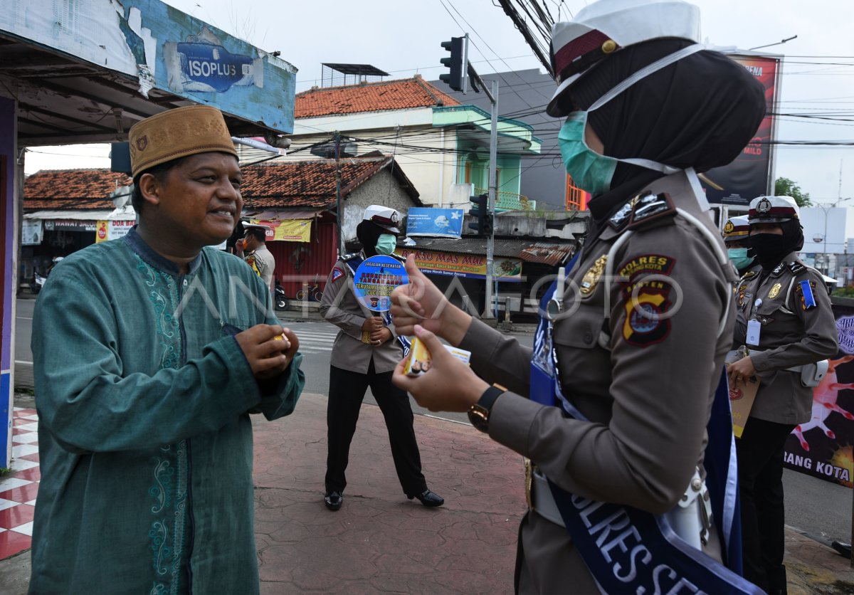 SOSIALISASI PERATURAN WAJIB MEMAKAI MASKER | ANTARA Foto