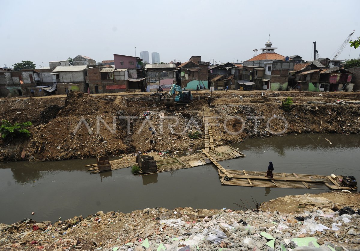 NORMALISASI SUNGAI CILIWUNG | ANTARA Foto