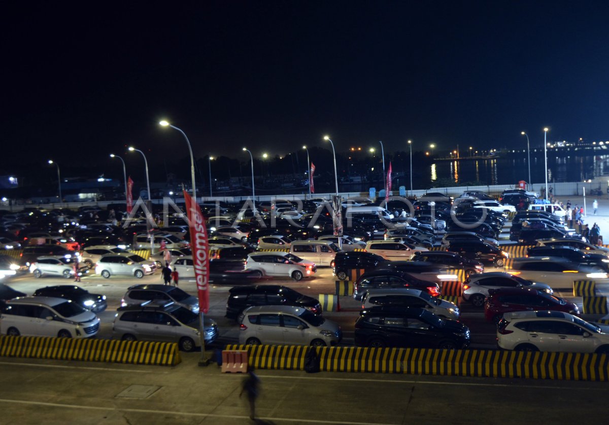 ANTREAN KENDARAAN DI DERMAGA EKSEKUTIF PELABUHAN BAKAUHENI | ANTARA Foto ANTREAN KENDARAAN DI DERMAGA EKSEKUTIF PELABUHAN BAKAUHENI | ANTARA Foto