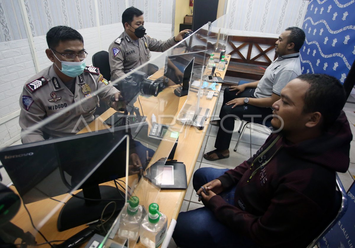 DISPENSASI PERPANJANGAN SIM DI MASA LIBUR LEBARAN | ANTARA Foto DISPENSASI PERPANJANGAN SIM DI MASA LIBUR LEBARAN | ANTARA Foto
