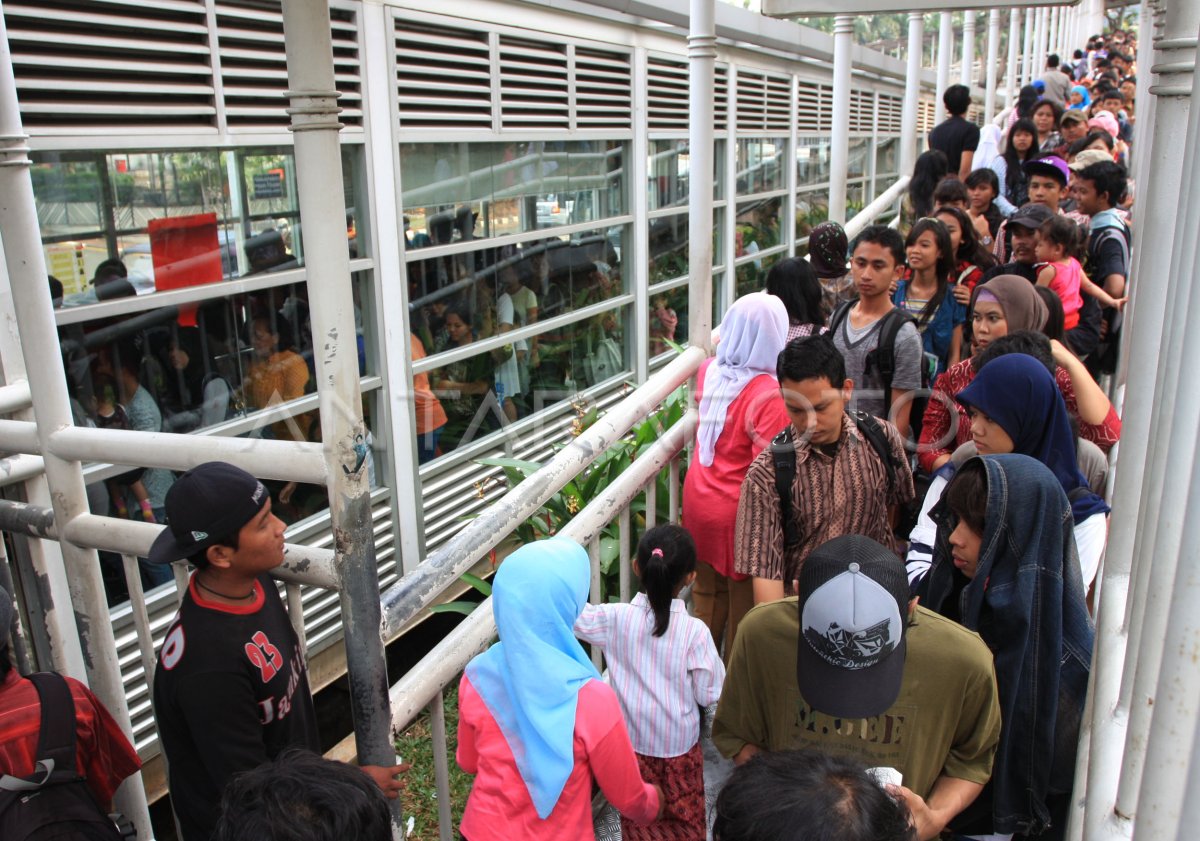ANTRIAN PENUMPANG TRANSJAKARTA | ANTARA Foto