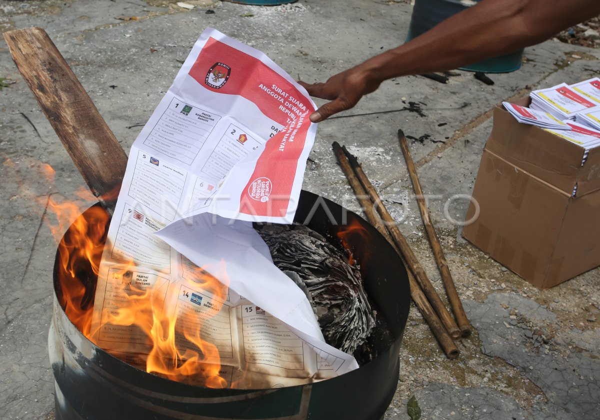 Pemusnahan surat suara lebih dan rusak | ANTARA Foto