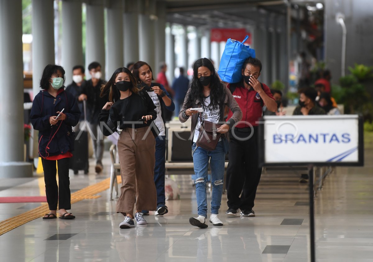 PENINGKATAN PENUMPANG KERETA API | ANTARA Foto PENINGKATAN PENUMPANG KERETA API | ANTARA Foto