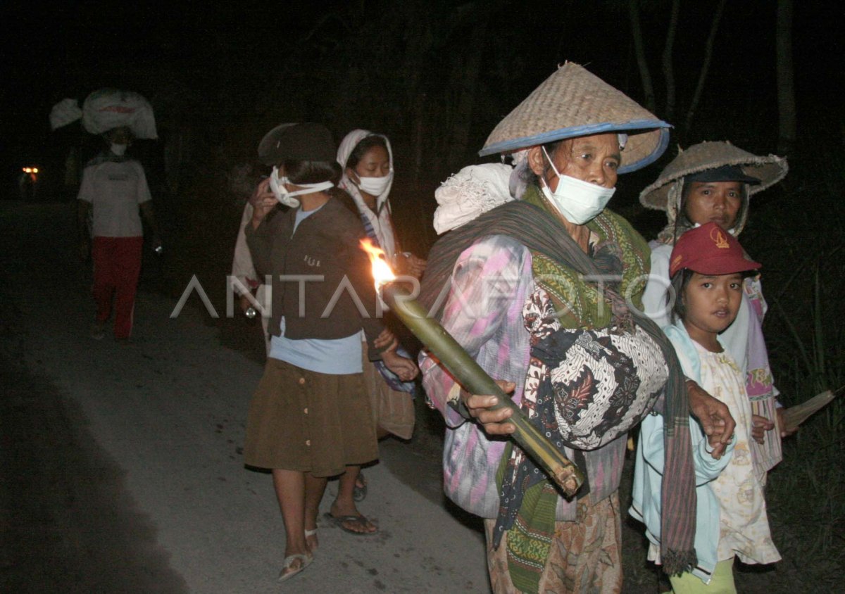 PENGUNGSI MERAPI | ANTARA Foto PENGUNGSI MERAPI | ANTARA Foto