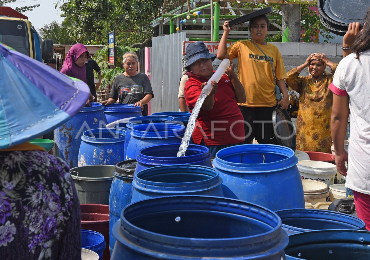 DISTRIBUSI BANTUAN AIR BERSIH | ANTARA Foto DISTRIBUSI BANTUAN AIR BERSIH | ANTARA Foto