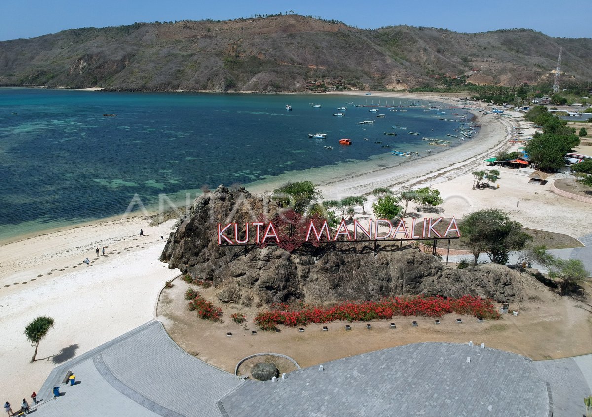 WISATA PANTAI KUTA MANDALIKA | ANTARA Foto