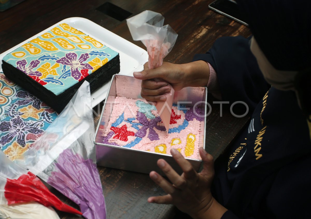 SAMBUT HARI BATIK PERMINTAAN KUE BERMOTIF BATIK MENINGKAT | ANTARA Foto SAMBUT HARI BATIK PERMINTAAN KUE BERMOTIF BATIK MENINGKAT | ANTARA Foto