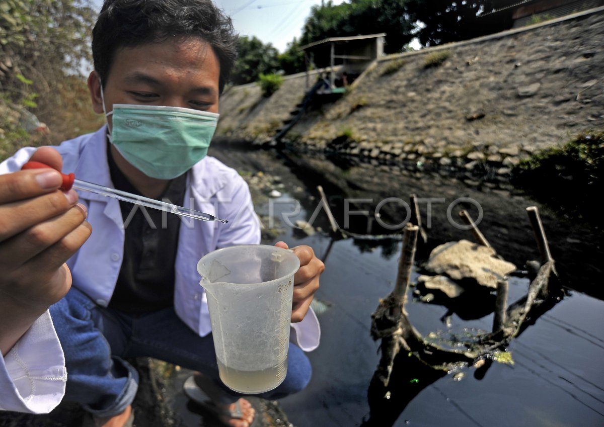 AIR SUNGAI CIUJUNG DIDUGA TERCEMAR | ANTARA Foto AIR SUNGAI CIUJUNG DIDUGA TERCEMAR | ANTARA Foto