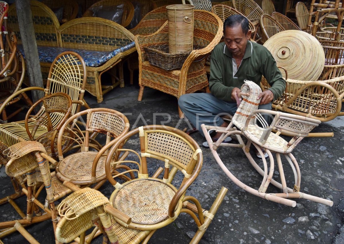 TARGET EKSPOR KERAJINAN ROTAN | ANTARA Foto