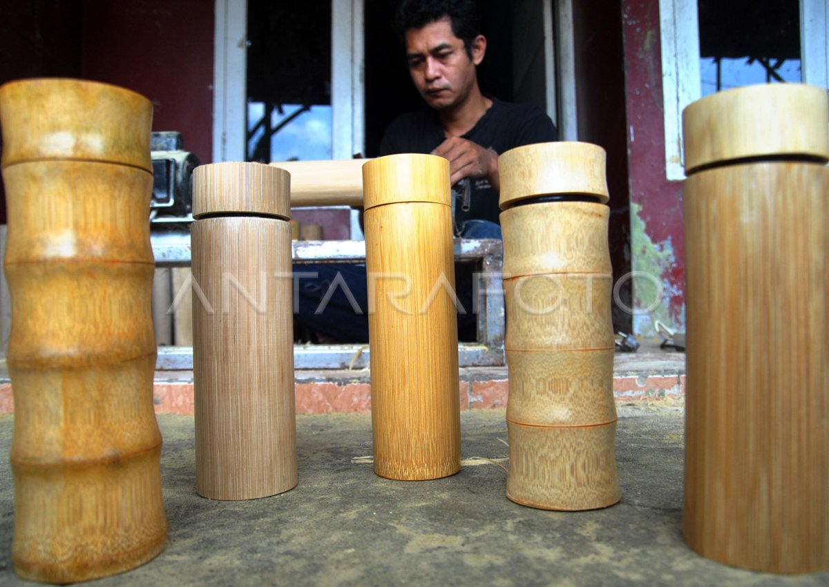 KERAJINAN BOTOL MINUM DARI BAMBU | ANTARA Foto