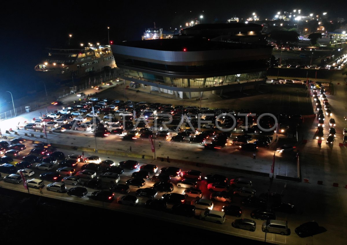 ANTREAN KENDARAAN DI DERMAGA EKSEKUTIF PELABUHAN BAKAUHENI | ANTARA Foto ANTREAN KENDARAAN DI DERMAGA EKSEKUTIF PELABUHAN BAKAUHENI | ANTARA Foto