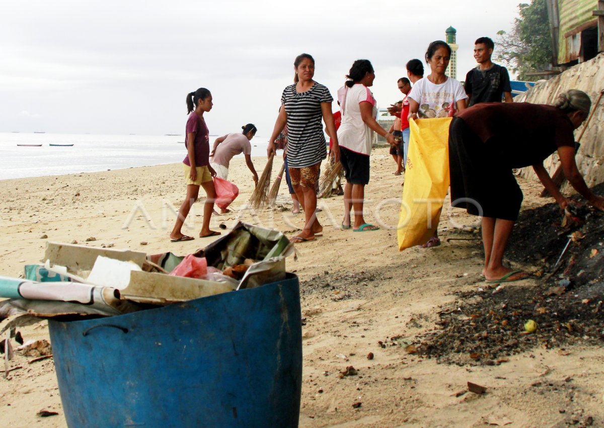 AKSI BERSIH SAMPAH PANTAI | ANTARA Foto