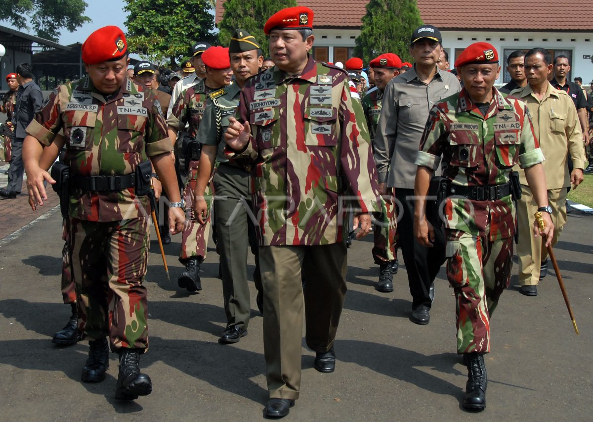 Brevet Komando Kehormatan Antara Foto