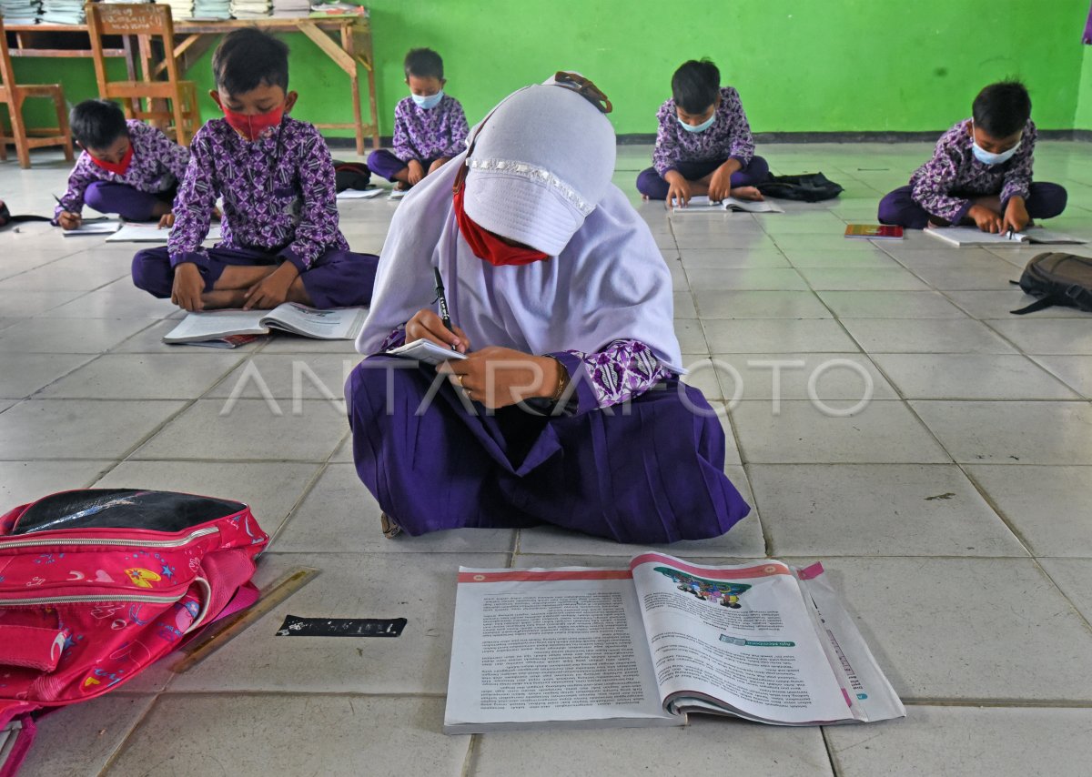 SISWA BELAJAR DI LANTAI AKIBAT BANGKU SEKOLAH LAPUK | ANTARA Foto
