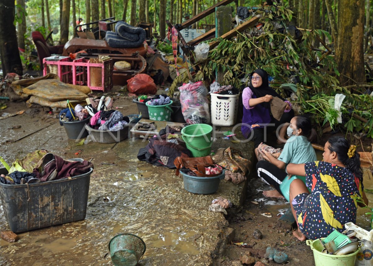 GOTONG ROYONG BERSIHKAN BEKAS BANJIR | ANTARA Foto GOTONG ROYONG BERSIHKAN BEKAS BANJIR | ANTARA Foto
