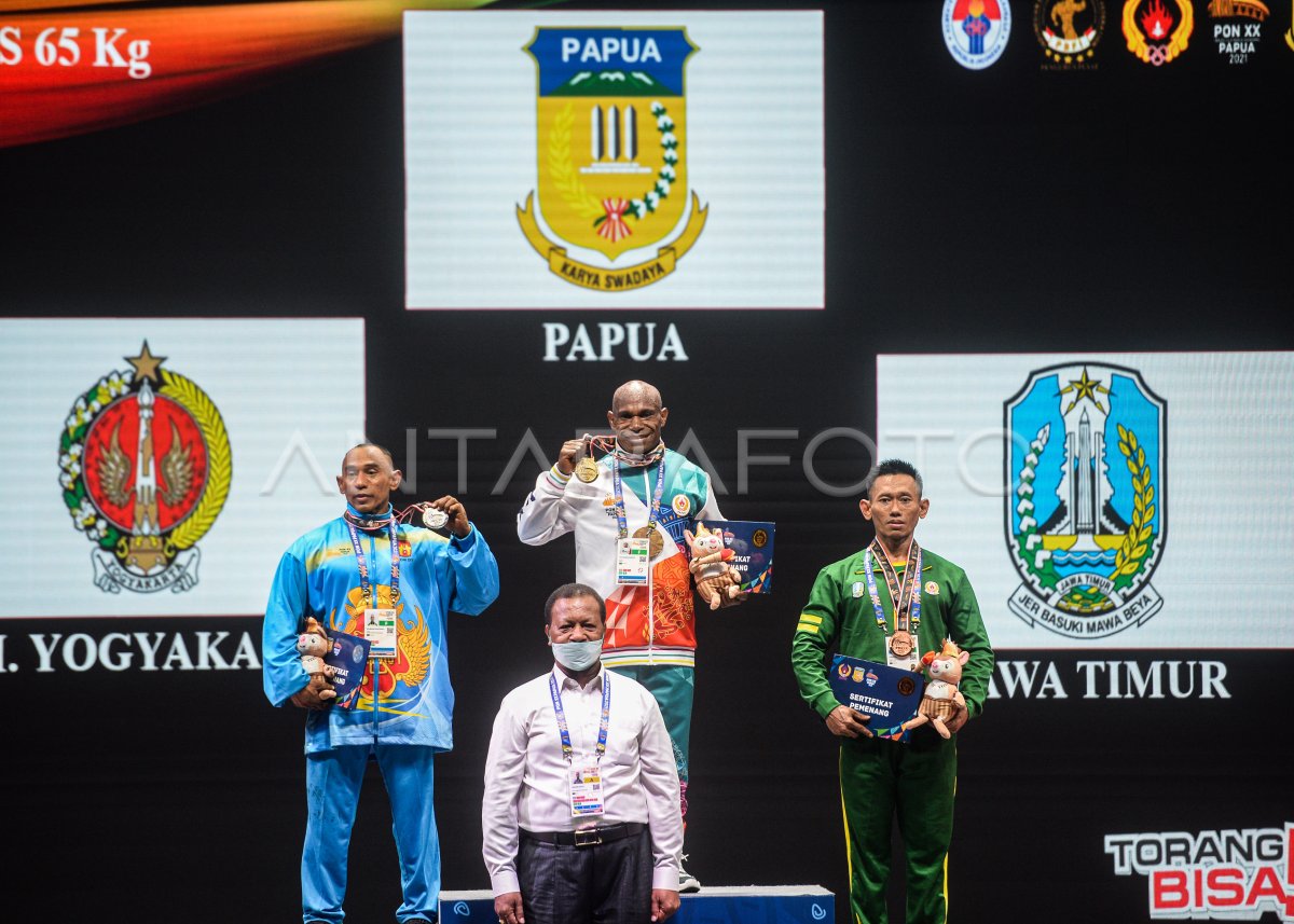 PAPUA RAIH MEDALI EMAS BINARAGA PAPUA KELAS 65 KILOGRAM | ANTARA Foto