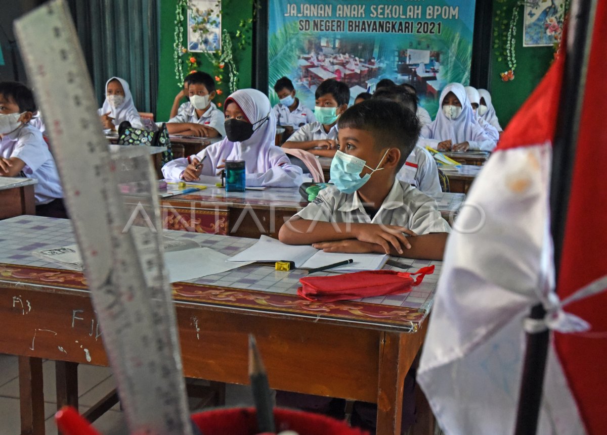 PEMPROV BANTEN MASIH BERLAKUKAN PTM TERBATAS | ANTARA Foto PEMPROV BANTEN MASIH BERLAKUKAN PTM TERBATAS | ANTARA Foto