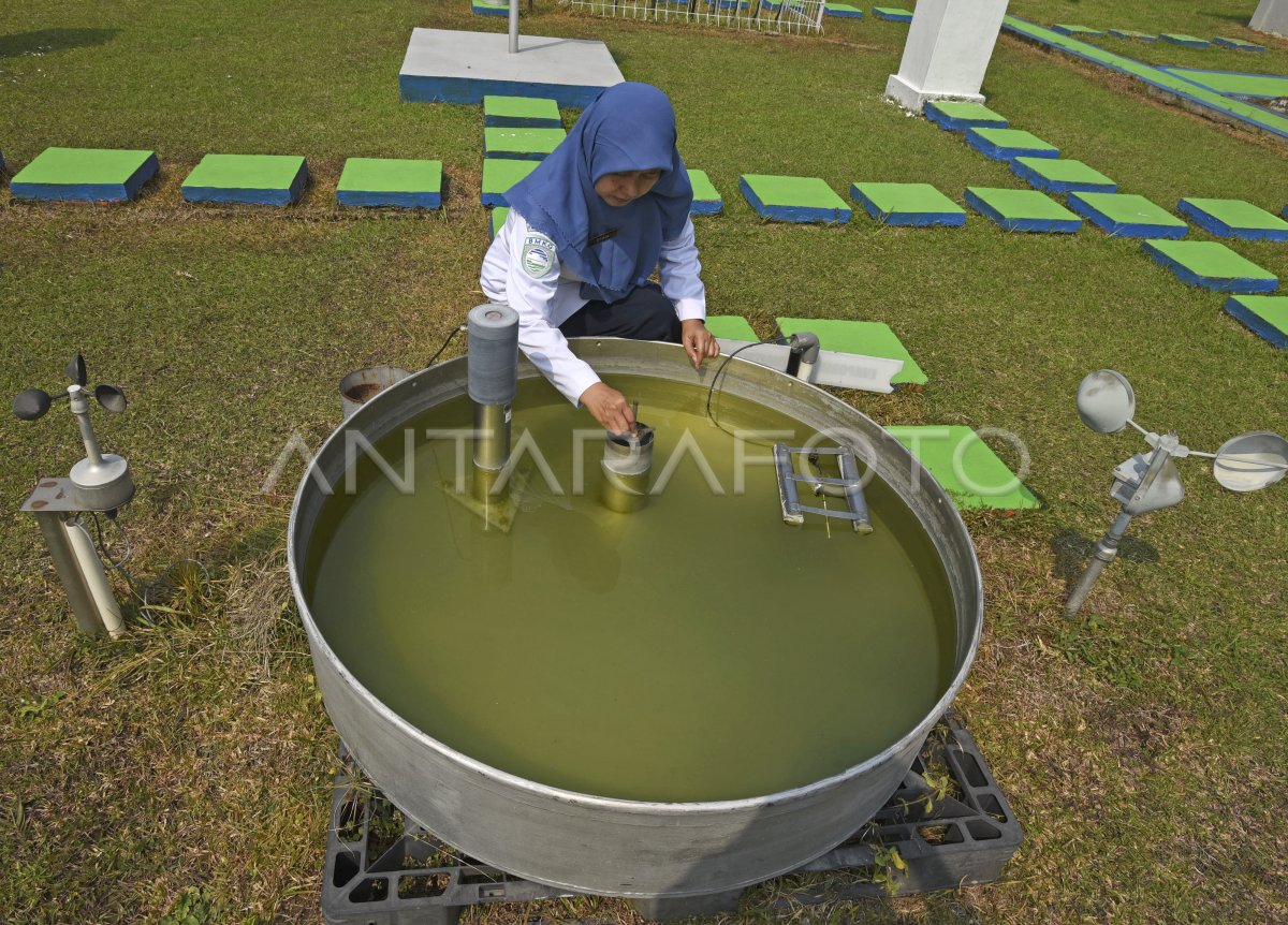 BMKG rilis potensi gelombang tinggi dan hujan deras | ANTARA Foto BMKG rilis potensi gelombang tinggi dan hujan deras | ANTARA Foto