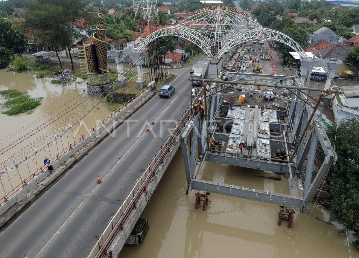 PROGRES PERBAIKAN JEMBATAN PANTURA YANG AMBLES | ANTARA Foto