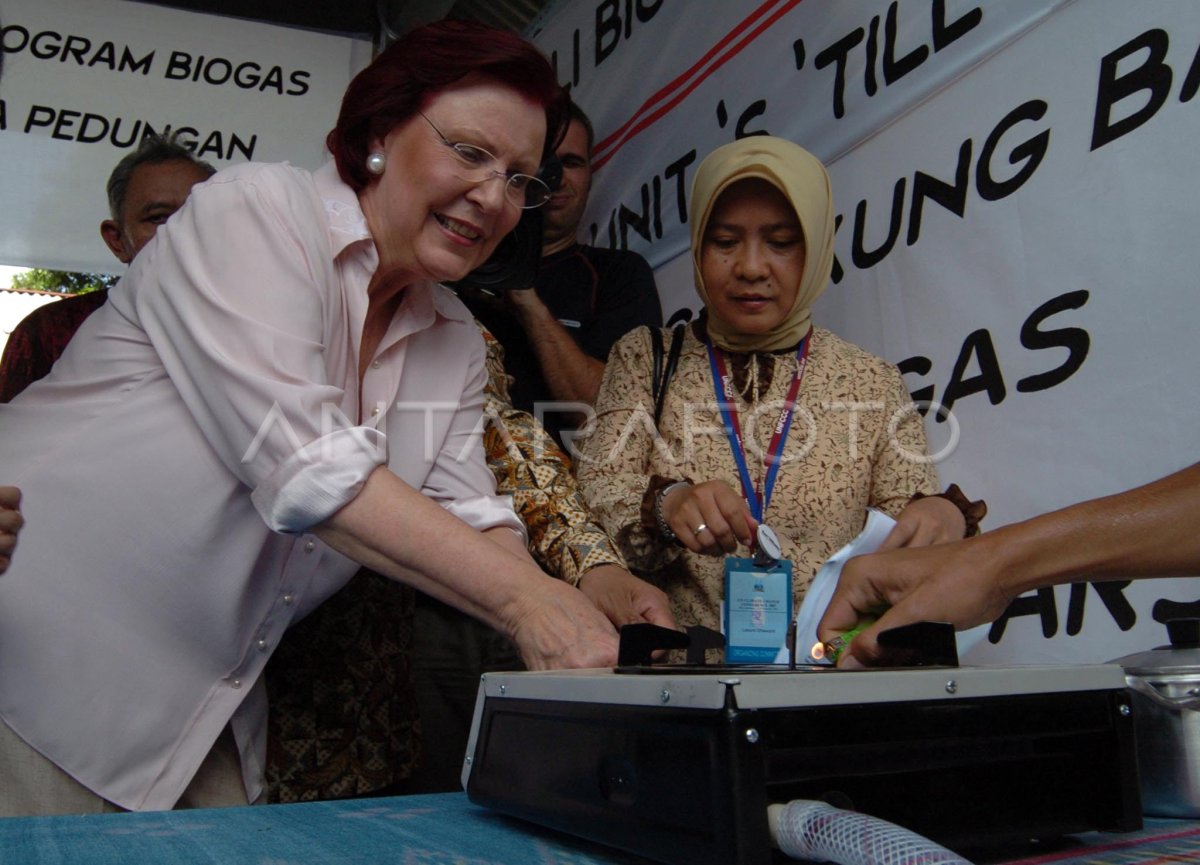 UJICOBA BIOGAS | ANTARA Foto