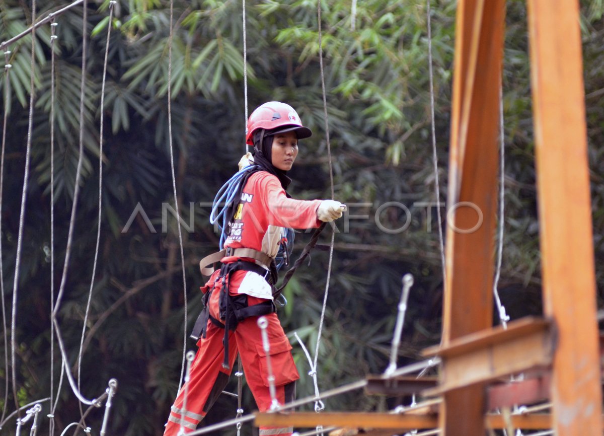 PEMBANGUNAN JEMBATAN GANTUNG PENGHUBUNG DUA KAMPUNG | ANTARA Foto