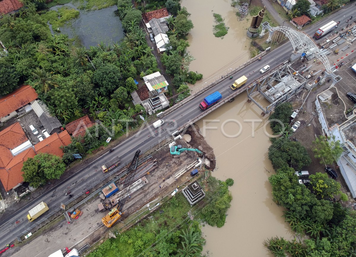 PROGRES PERBAIKAN JEMBATAN PANTURA YANG AMBLES | ANTARA Foto PROGRES PERBAIKAN JEMBATAN PANTURA YANG AMBLES | ANTARA Foto