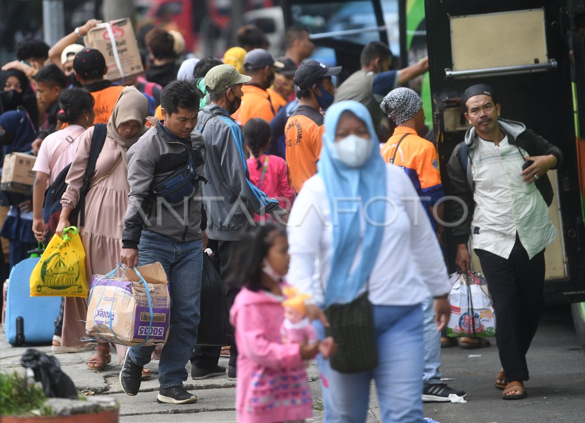 PUNCAK ARUS BALIK TERMINAL KAMPUNG RAMBUTAN | ANTARA Foto