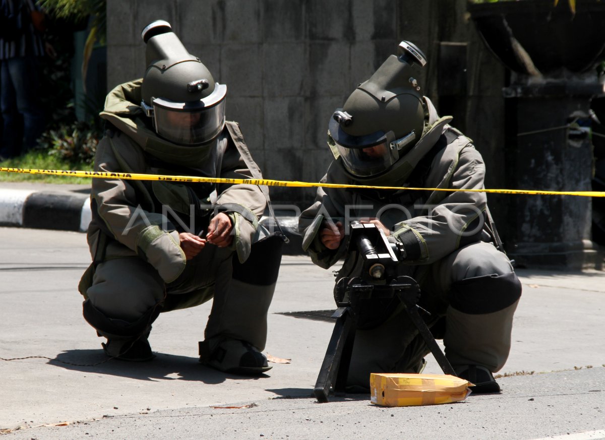 SIMULASI PENJINAKAN BOM | ANTARA Foto