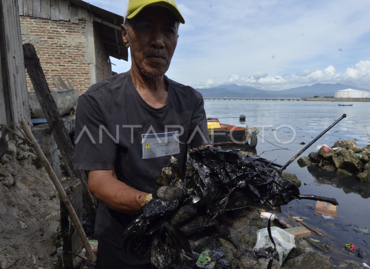 LIMBAH OLI CEMARI PANTAI BANDAR LAMPUNG | ANTARA Foto LIMBAH OLI CEMARI PANTAI BANDAR LAMPUNG | ANTARA Foto