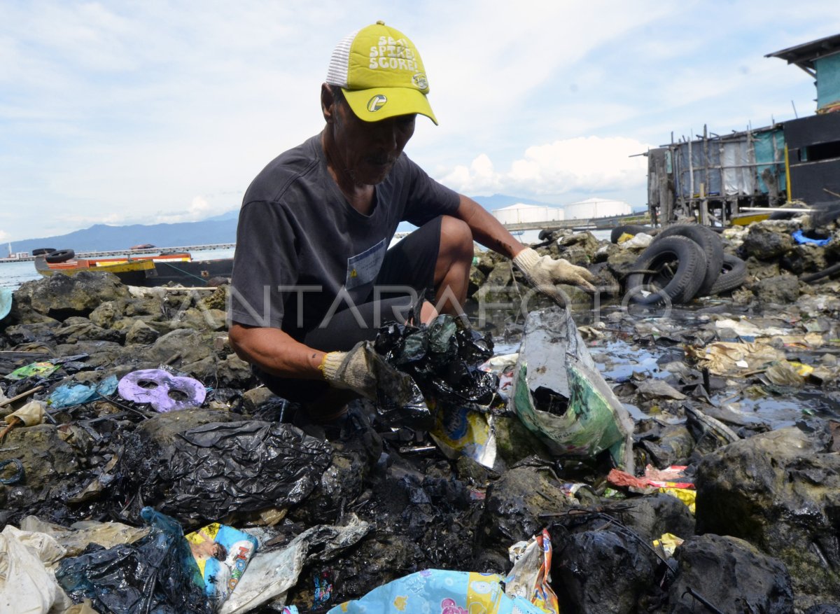 LIMBAH OLI CEMARI PANTAI BANDAR LAMPUNG | ANTARA Foto LIMBAH OLI CEMARI PANTAI BANDAR LAMPUNG | ANTARA Foto