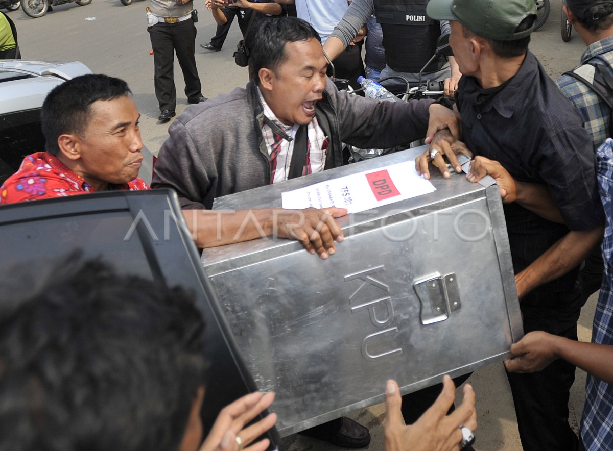 PENGAMANAN PEMUNGUTAN SUARA PEMILU | ANTARA Foto