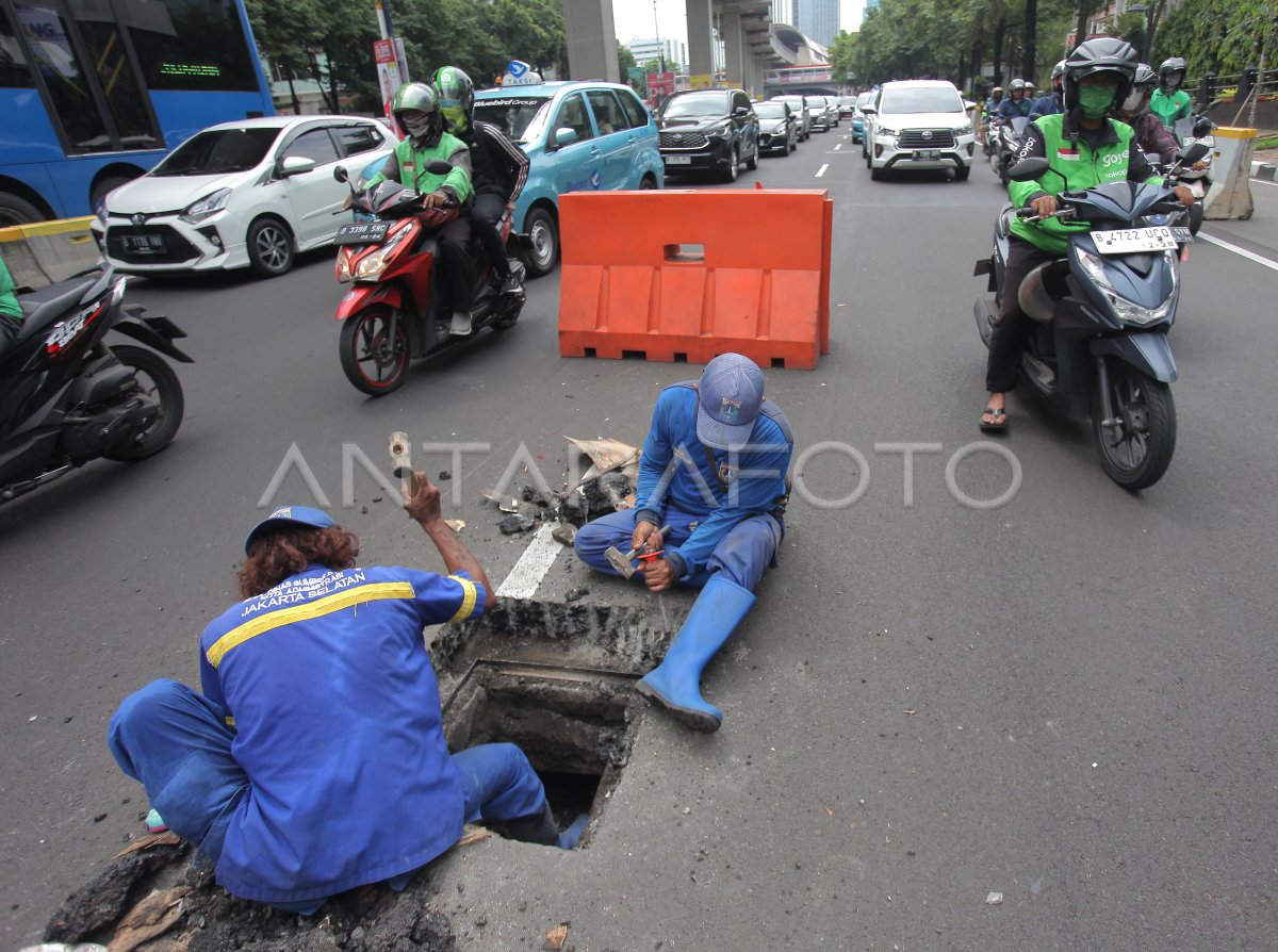 Perbaikan gorong-gorong saluran air | ANTARA Foto
