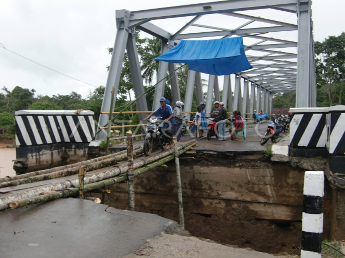 JEMBATAN PUTUS | ANTARA Foto JEMBATAN PUTUS | ANTARA Foto