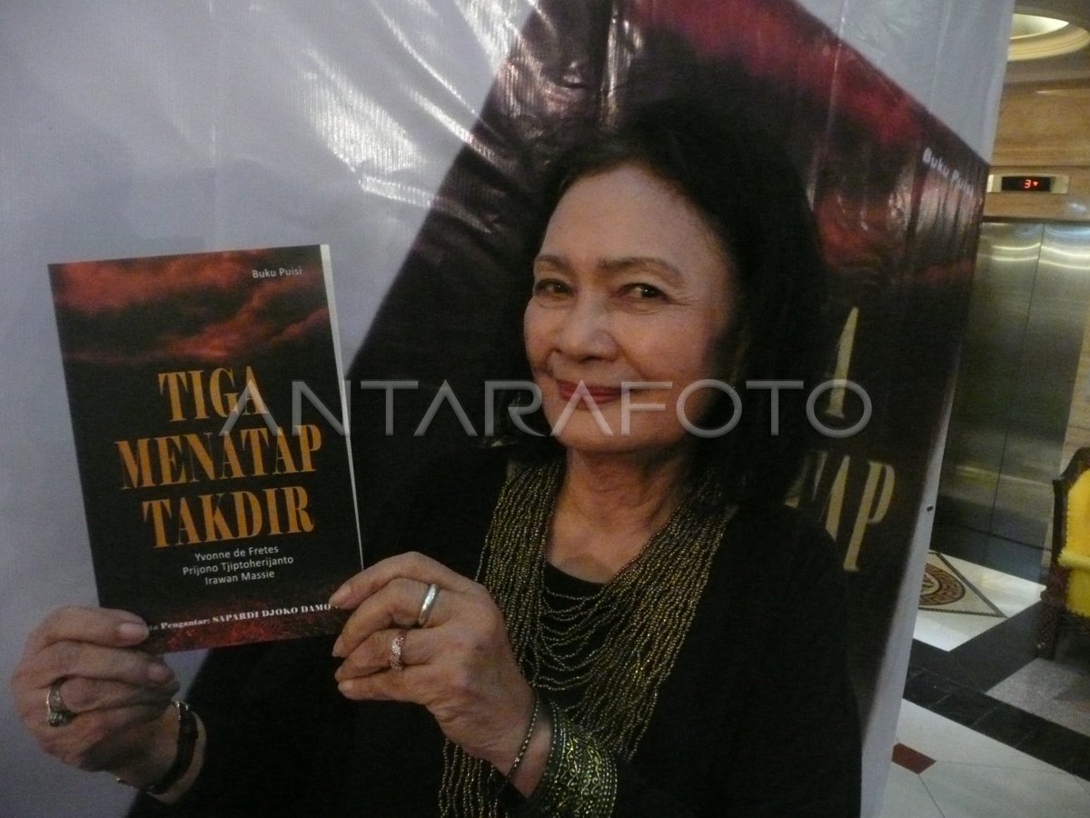 PELUNCURAN BUKU PUISI. | ANTARA Foto