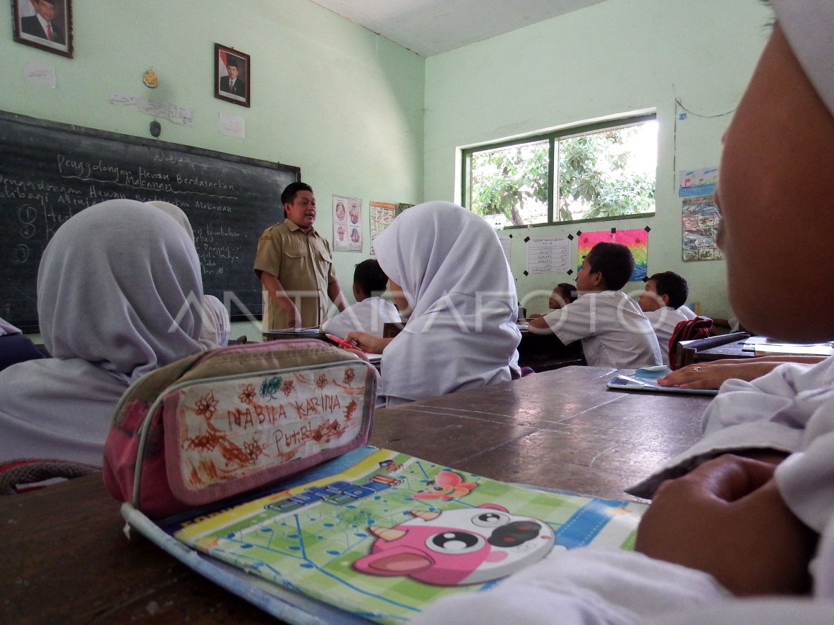 TENAGA PENGAJAR HONORER | ANTARA Foto