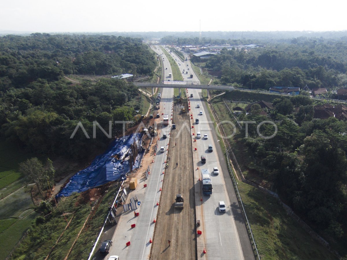 PERBAIKAN RUAS JALAN LONGSOR TOL CIPALI | ANTARA Foto